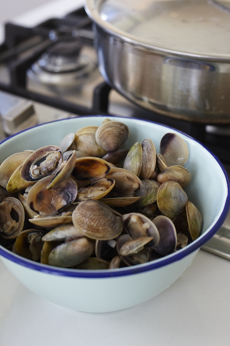 Spaghetti Vongole (Spaghetti with Clams and White Wine) – Silvia Colloca