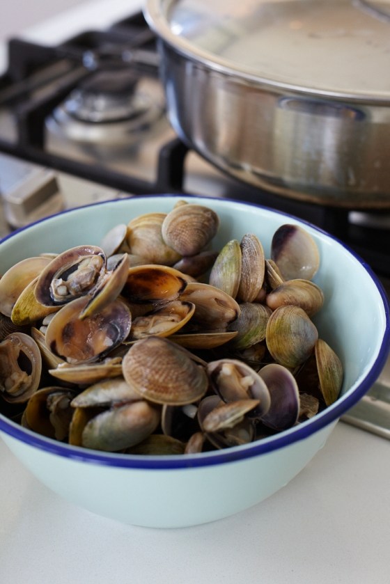 Spaghetti Vongole (Spaghetti with Clams and White Wine) – Silvia Colloca